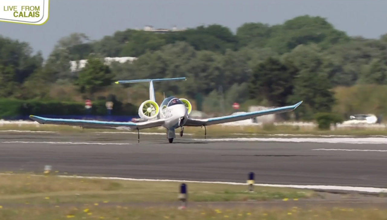 Airbus e-Fan electric plane successfully crosses the English Channel ...