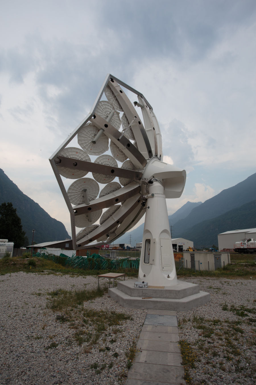 The Solar Sunflower: Harnessing the power of 5,000 suns - Ars Technica