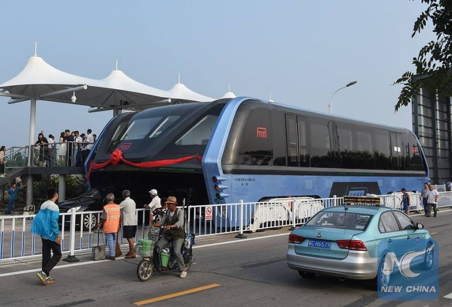 China has built a crazy elevated bus that straddles traffic - Ars Technica