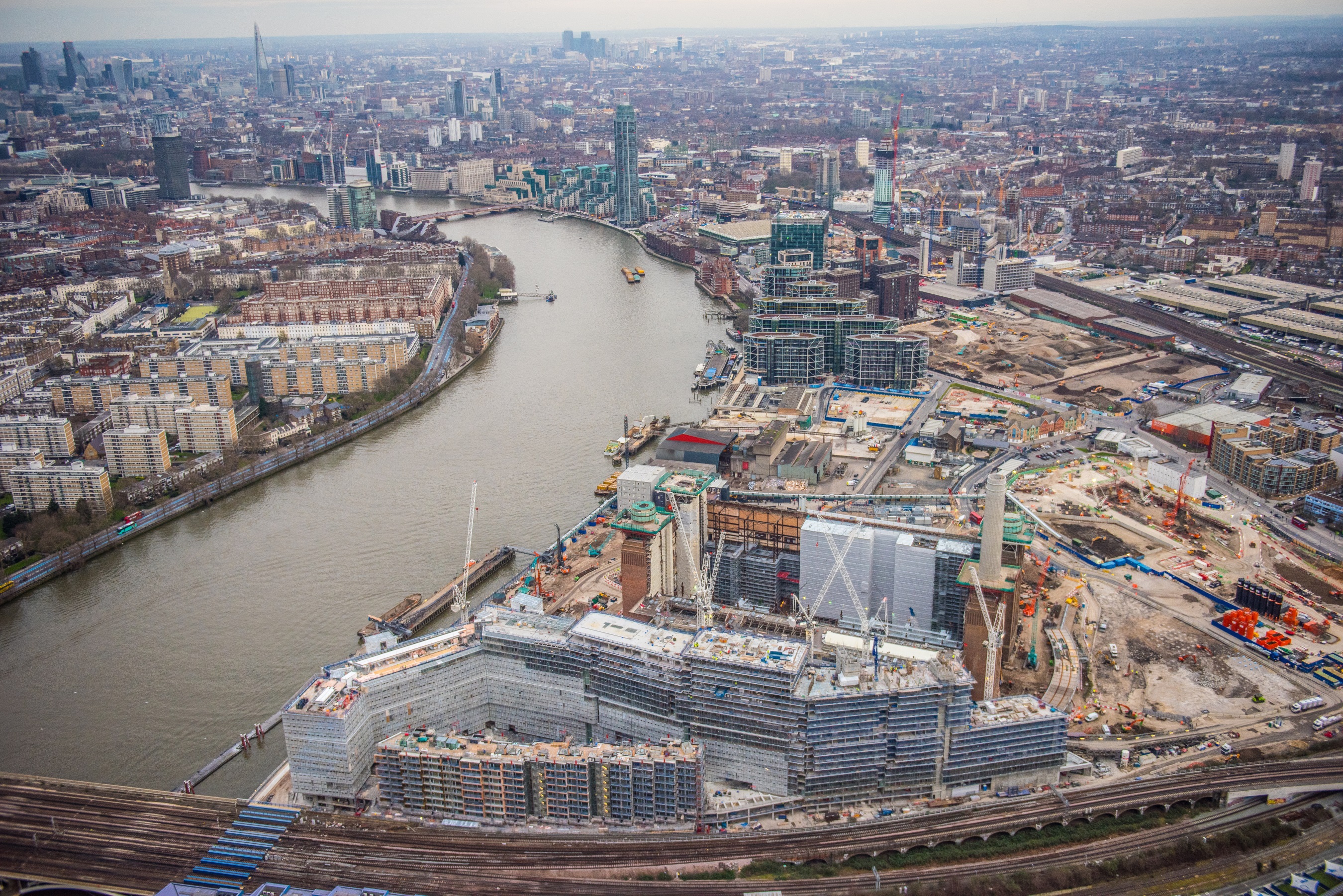 Apple’s new UK HQ will be in London’s iconic Battersea Power Station ...