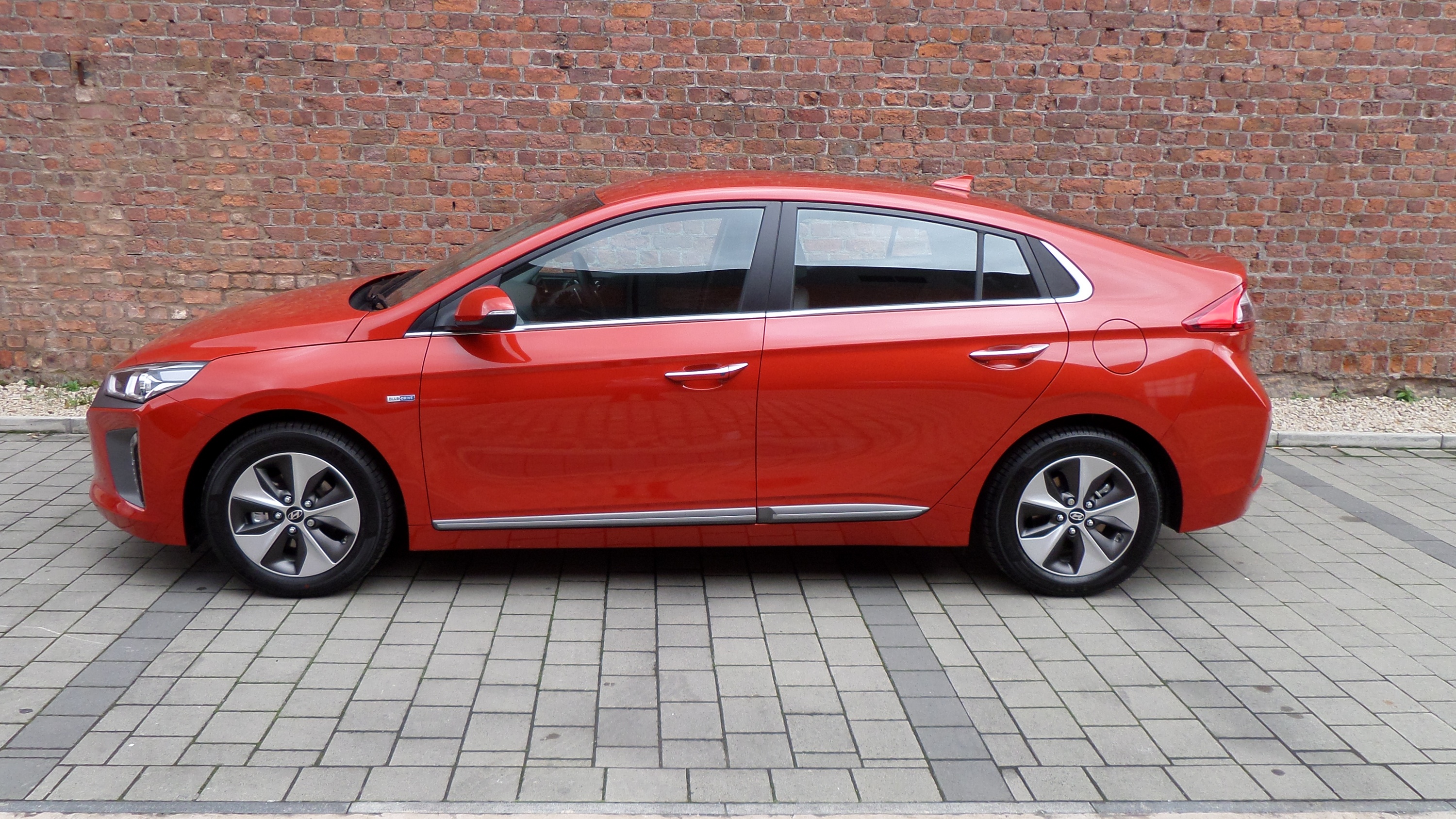 Hyundai Ioniq and Kia Niro review: Korean tanks parked on Japan’s lawn ...