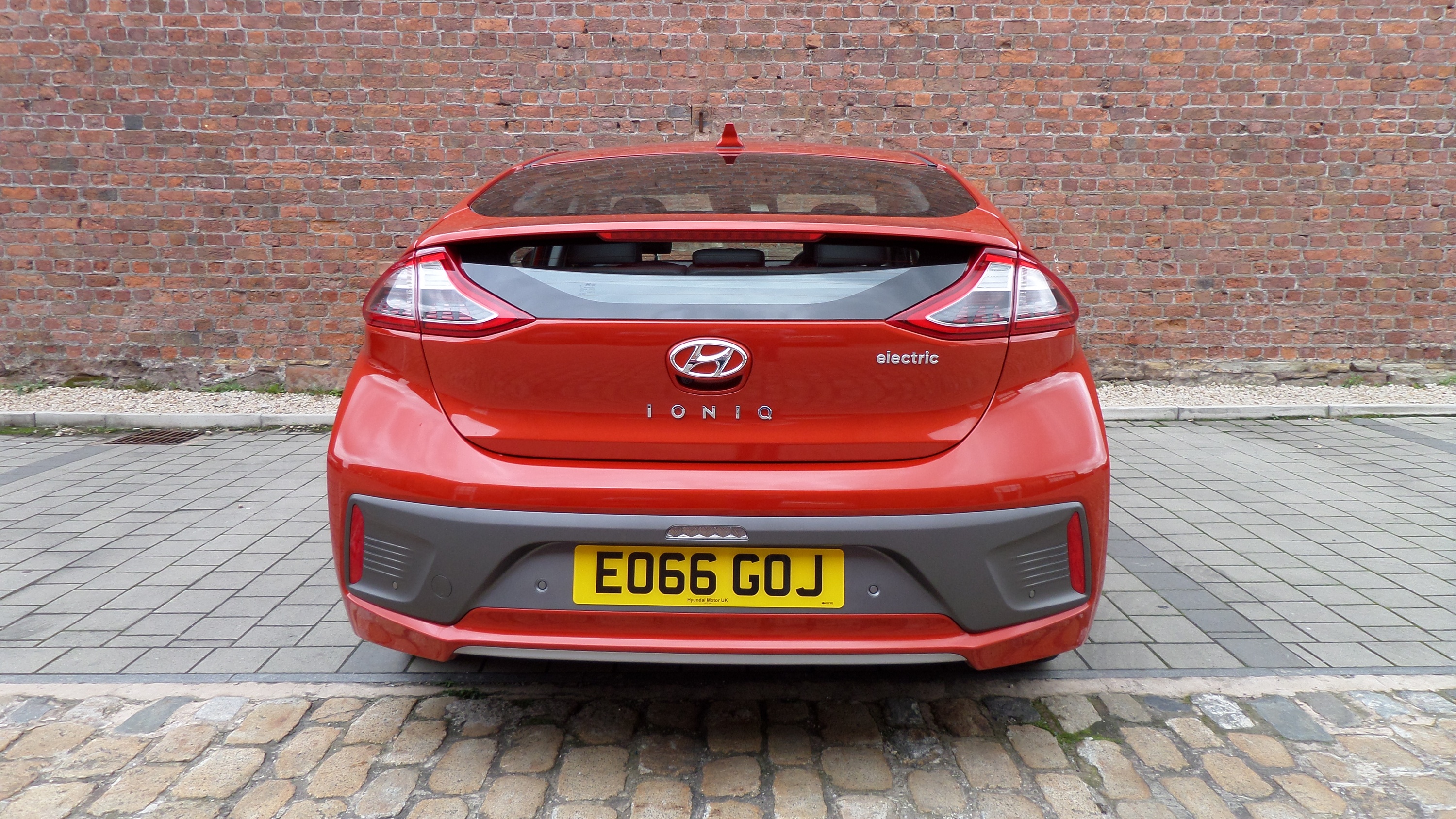 Hyundai Ioniq and Kia Niro review: Korean tanks parked on Japan’s lawn ...