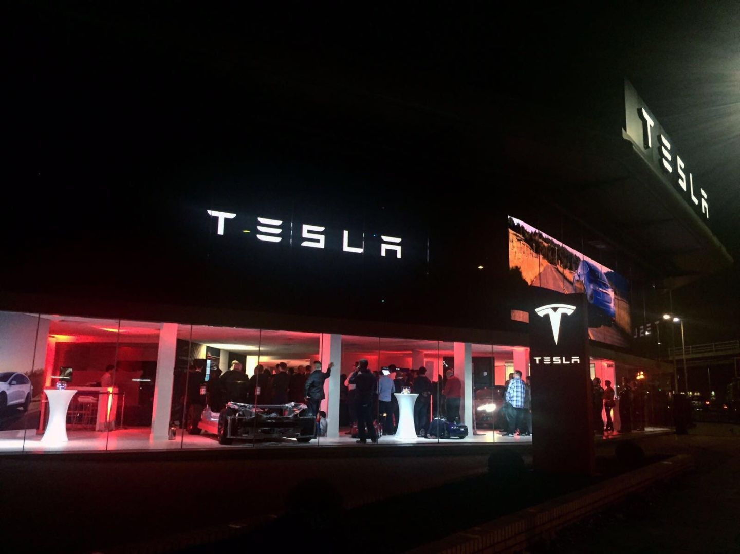 Tesla Powerwall 2 goes on sale at new largest-in-Europe store in west ...