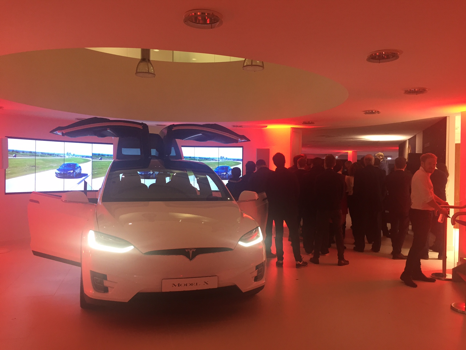 Tesla Powerwall 2 goes on sale at new largest-in-Europe store in west ...