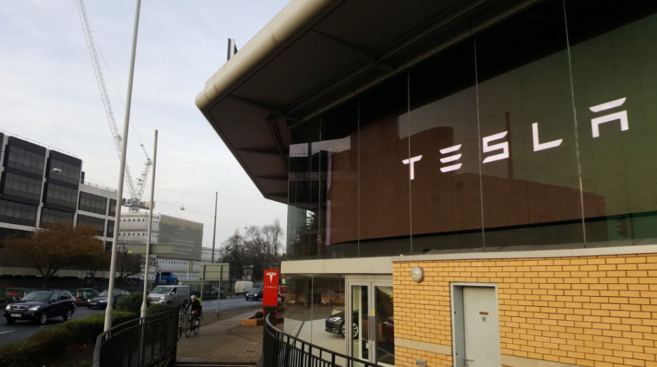 Tesla Powerwall 2 goes on sale at new largest-in-Europe store in west ...