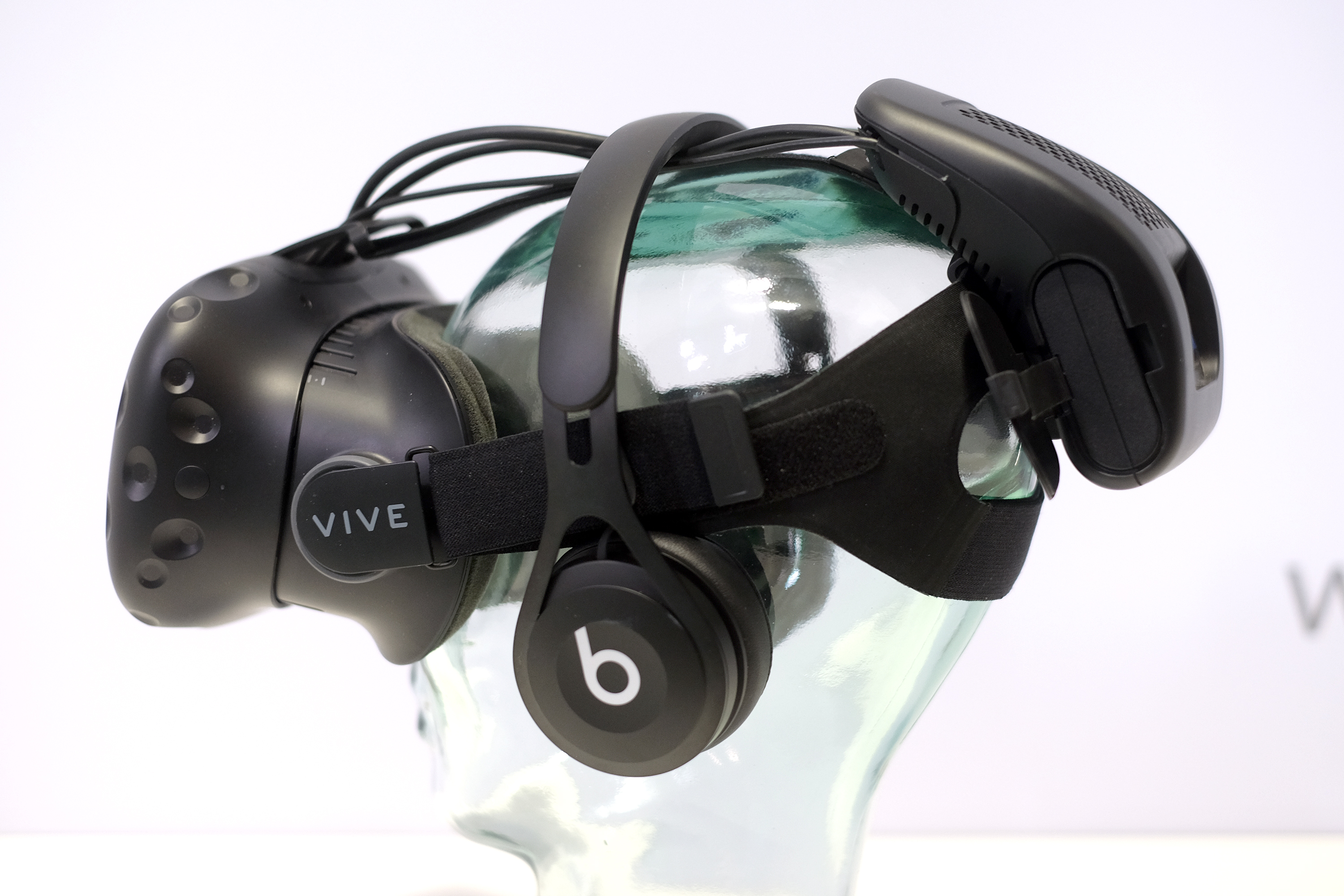 Wireless HTC Vive tested: One of VR’s problems solved, but two remain ...
