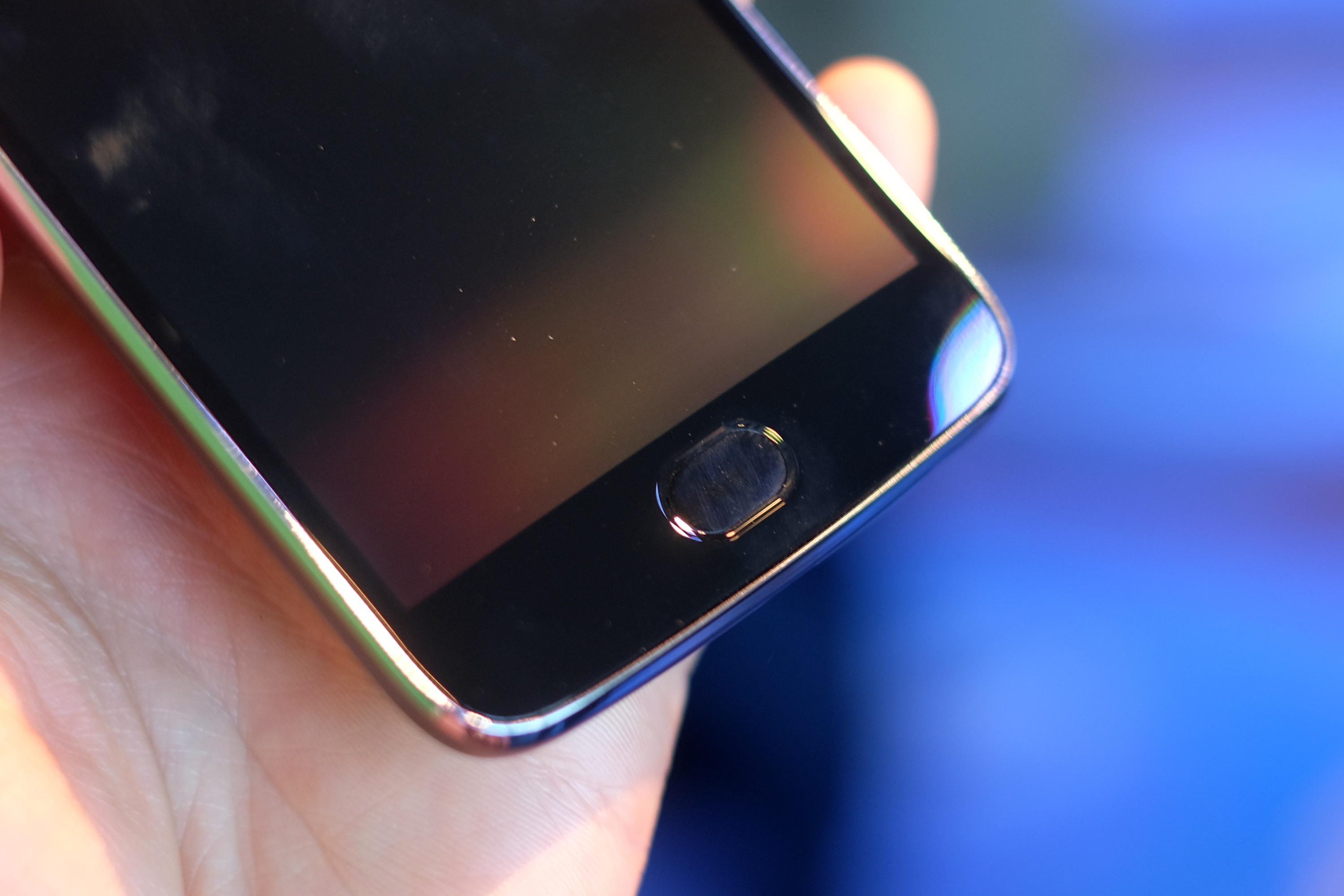 Moto G5 Plus Hands on Solid Camera Stock Android Sweet Price sign Me