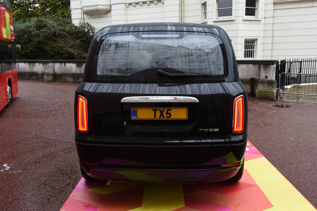 Electric TX5 black cabs start rolling off the production line - Ars ...